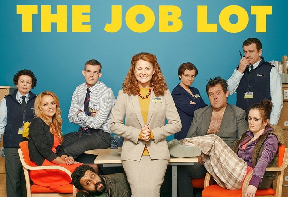 ITV, komedi dizisi The Job Lot’a 3. sezon onayını verdi. | 22dakika.org
