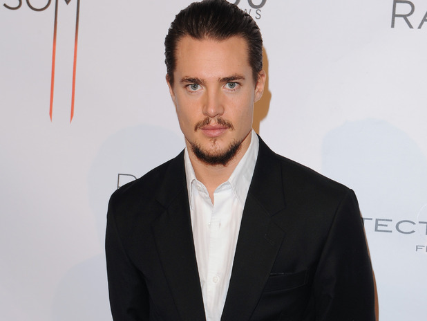 Alexander Dreymon (American Horror Story) BBC Two ve BBC America dizisi ...