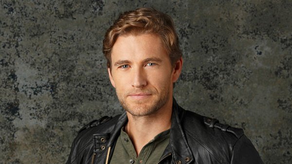 Brett Tucker (Mistresses), tekrar eden bir rolle The Americans’ın 5 ...