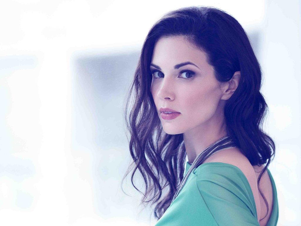 Laura Mennell (Alphas, Haven, Van Helsing), tekrar eden bir rolle The ...