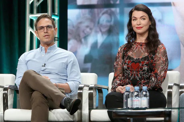 Sera Gamble ve Greg Berlanti, Providence adlı dizi için yeniden bir ...